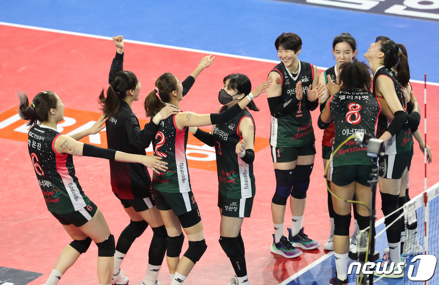 '엘리자벳 46점' KGC, IBK 3-1로 꺾고 4위 도약…우리카드는 OK금융 제압(종합)