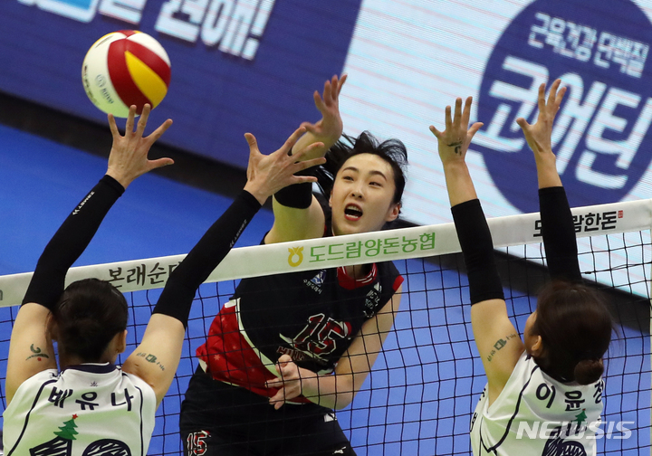 스파이크하는 황민경