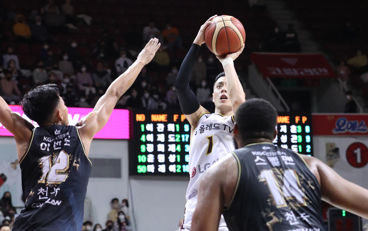 이관희 승부처서 폭발…2위 LG, 선두 KGC 꺾고 5연승 질주(종합)