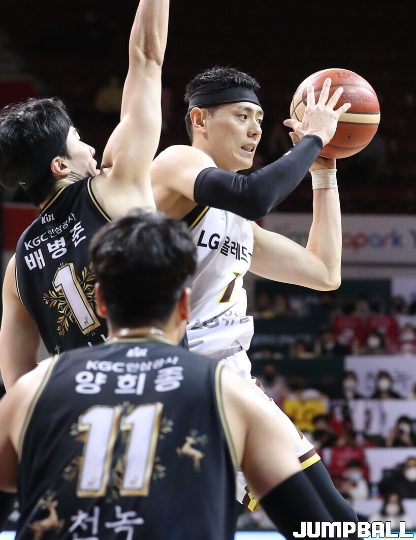 ‘승부처에서 빛난 이관희’ LG, 1위 KGC 잡고 5연승…단독 2위