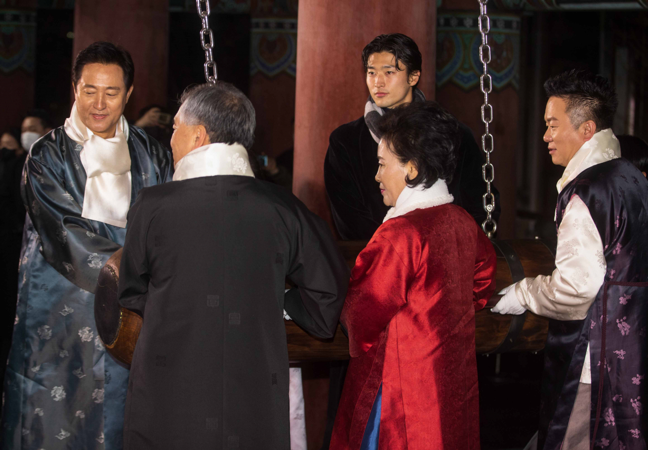 3년만에 울려퍼진 보신각 제야의 종소리…2023년 활짝