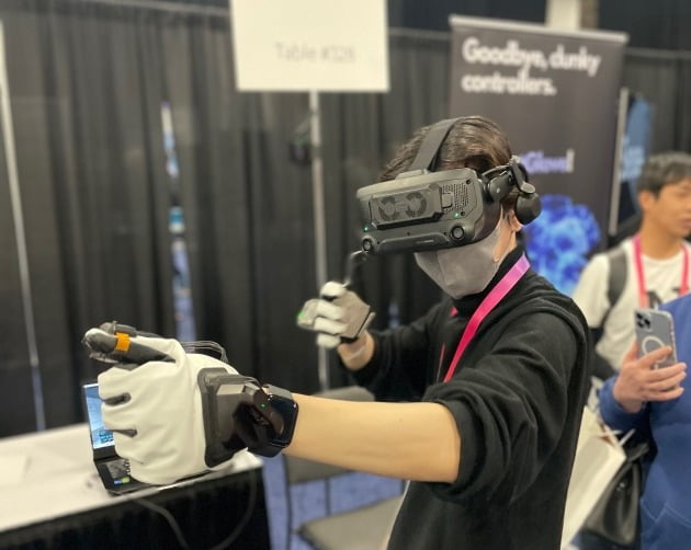 손으로 집고, 쏘고, 만진다…막대 대신 장갑 입은 VR [CES 2023]
