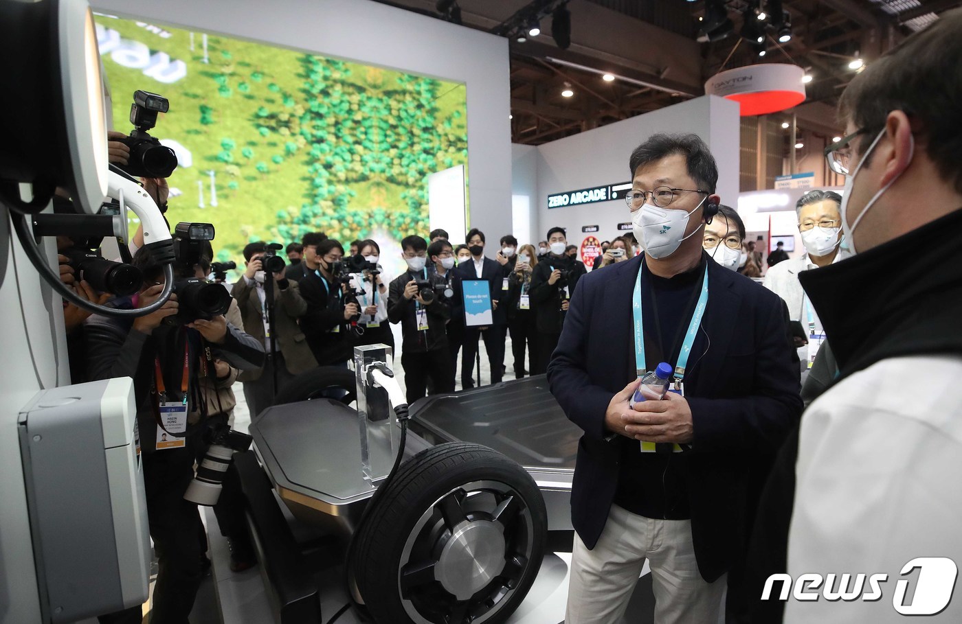 [CES2023]SK 그룹 부스 찾은 최재원 부회장
