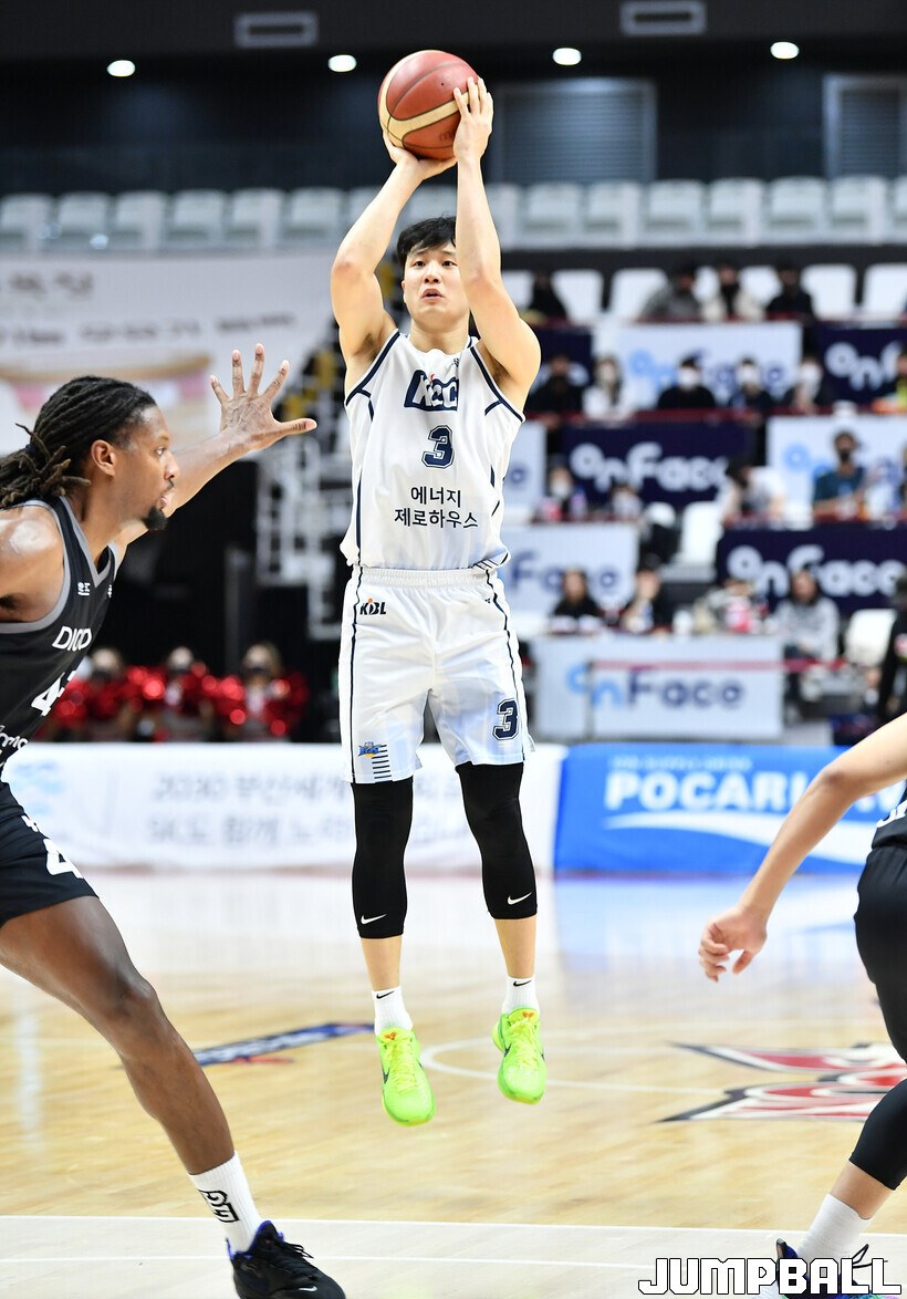 ‘허웅-라건아 43점 합작’ KCC, KT 제압하고 공동 5위 점프