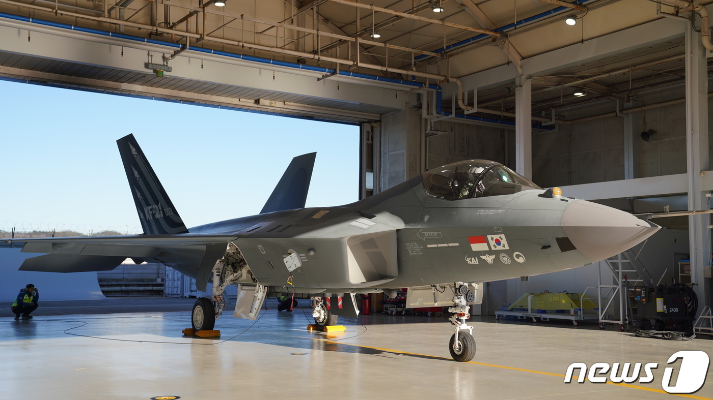 KF-21 초음속 비행 첫 성공…시제1호기 비행 후 반년 만에(상보)