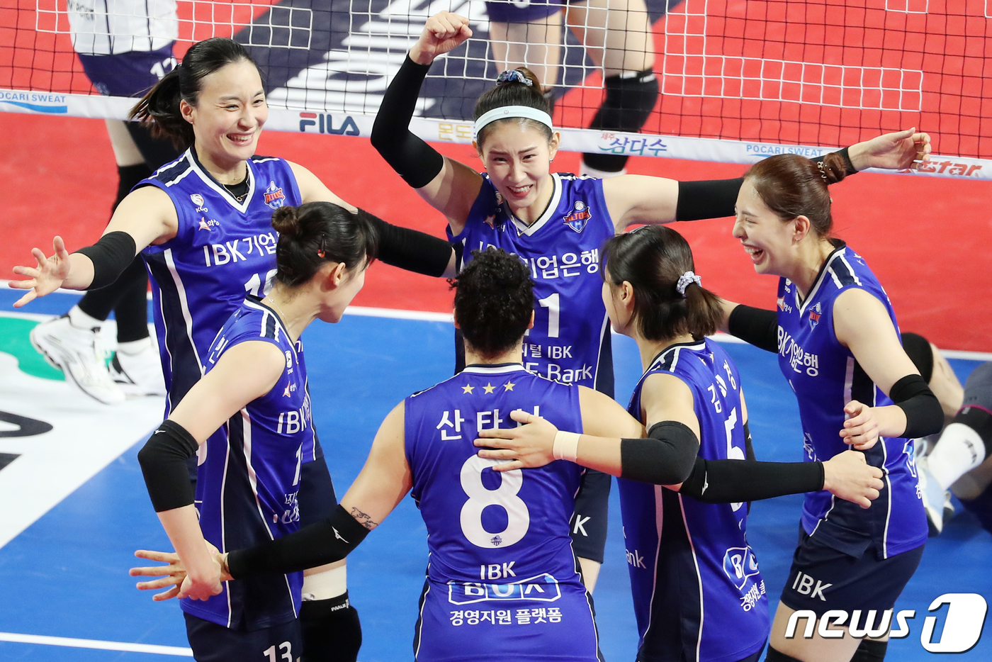 '산타나 23점' IBK, 도로공사 셧아웃 완파…OK금융, KB손보 제압(종합)