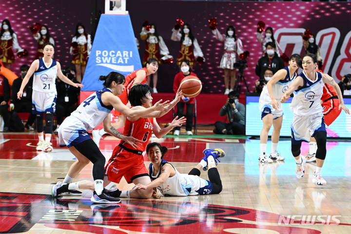 한채진 WKBL 최고령 출전 신기록…신한은행 4연승 실패