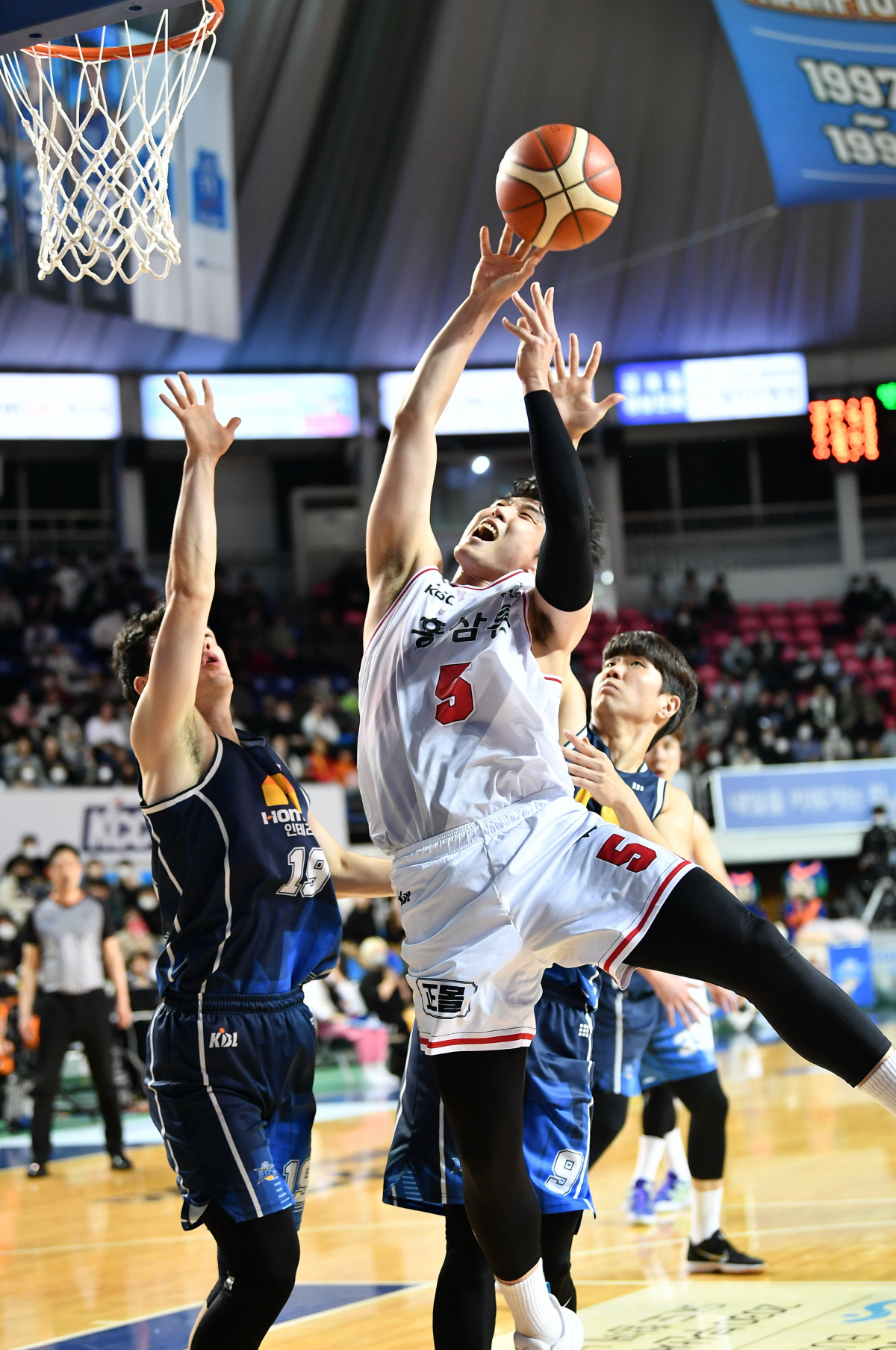 '포기하지 않는 1위' 막판 50초에 6득점 KGC. KCC에 극적인 역전승