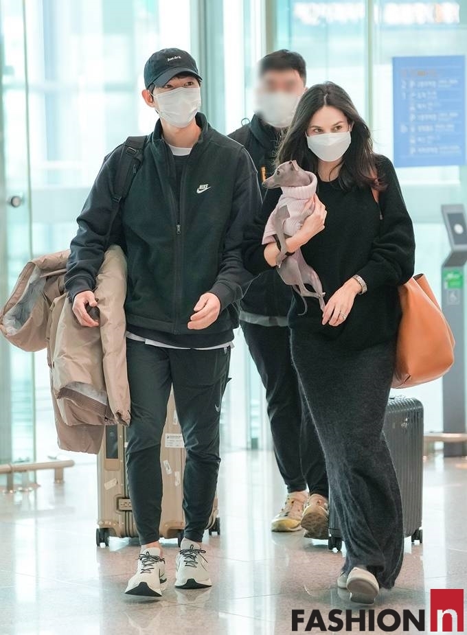 ‘예비아빠 송중기 아내 케이티와 다정한 출국 톤온톤 커플 공항룩 패션엔
