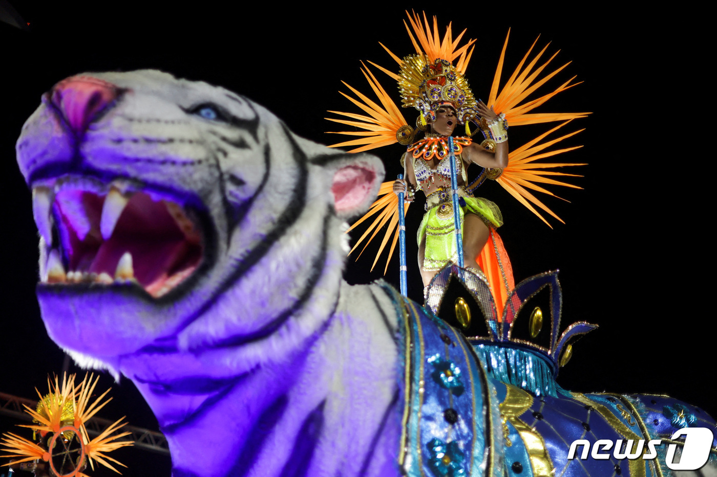 메타버스야 현실이야? 눈부시게 화려한 삼바 축제