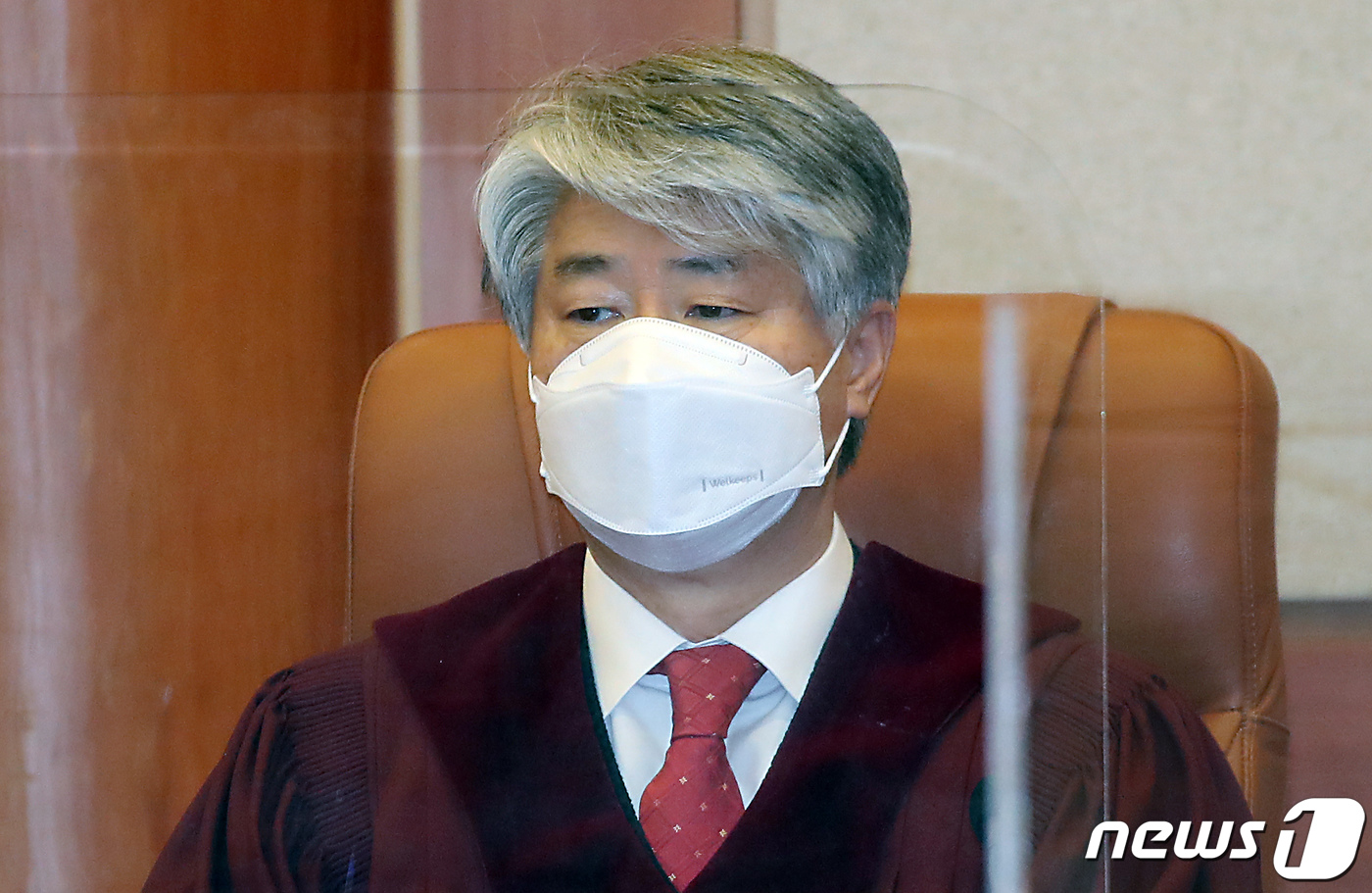 대심판정에 자리한 이종석 헌법재판관