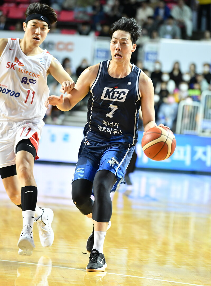 [BK 리뷰] ‘정창영-이승현-라건아 맹활약’ KCC, ‘4연승’ SK 꺾고 4연패 탈출