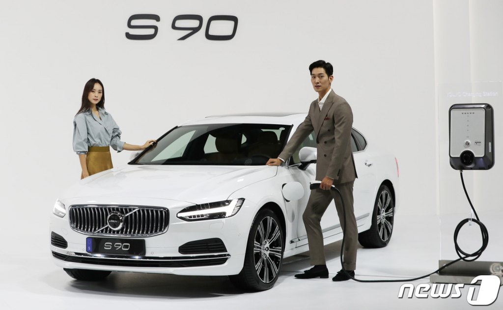 중국서 만들고 '메이드 바이 스웨덴'…볼보, S90 '꼼수 금지'