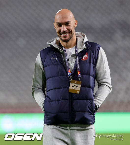 194cm 94kg 세비야 GK, 난입해 주먹 뻗은 관중 '참교육'