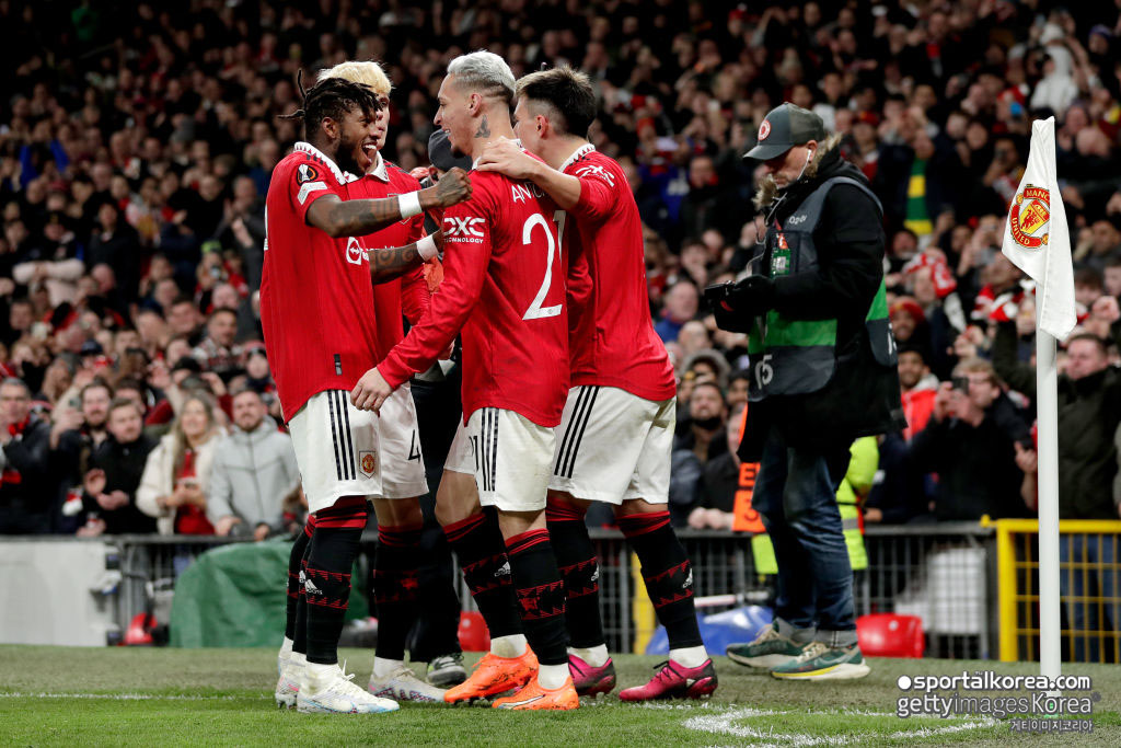 [UEL 16강 PO] ‘안토니 결승골’ 맨유, 바르사에 2-1 승… 합계 4-3으로 16강행