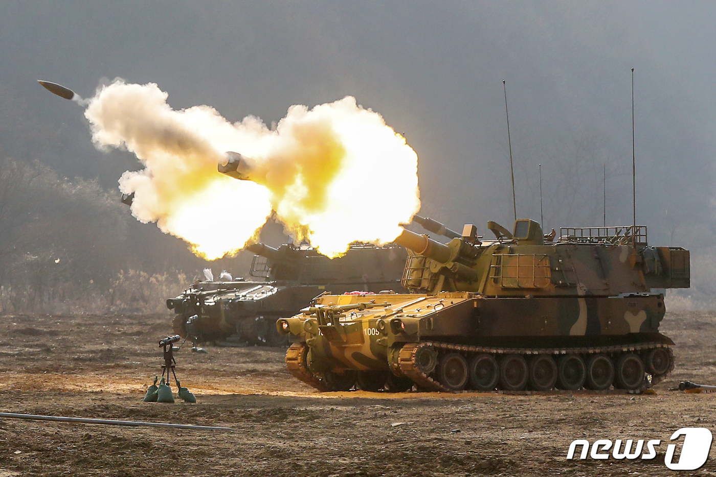 [뉴스1PICK]'초탄필중'…지축 흔들며 불 뿜는 K-55A1 자주포