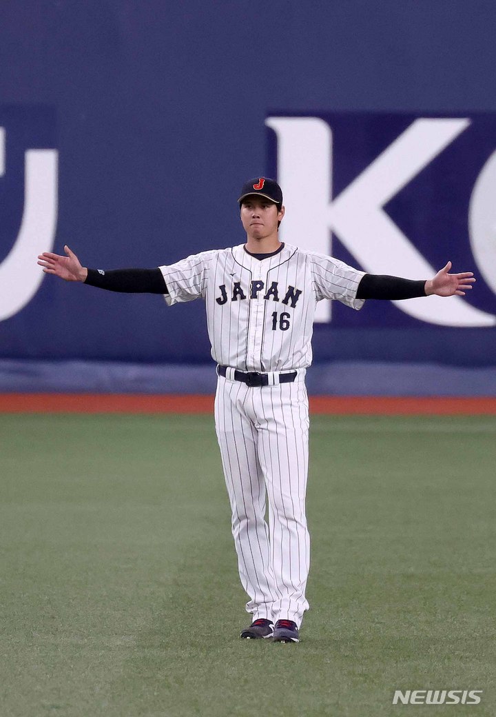 경기 시작 전 몸 푸는 오타니 쇼헤이