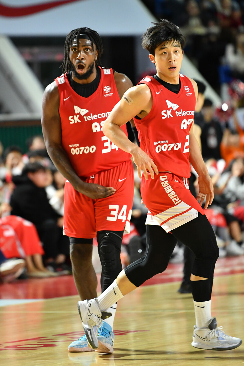 [BK 리뷰] ‘EASL 결승패배 설욕’ SK, 5213명의 만원 관중 속에 KGC인삼공사 꺾고 3연승...시즌 30승