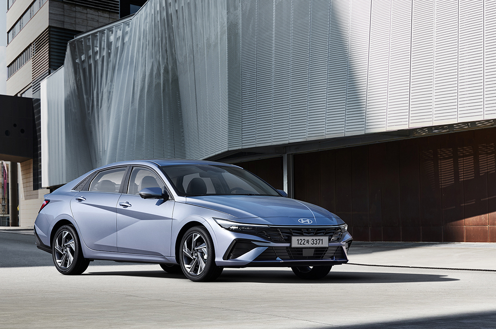 현대차, 중형차 넘보는 아반떼 부분변경 출시