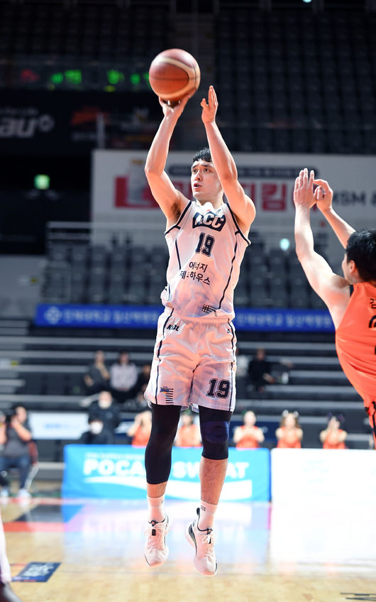 '탐슨 21점+이근휘 4Q 펄펄' KCC, 캐롯 잡고 6위 굳히기 돌입