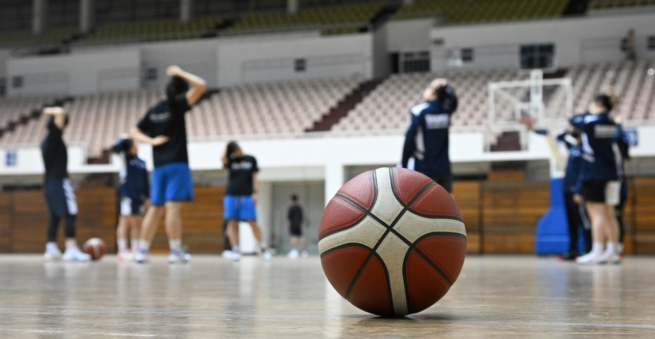 [Weekender] Female SNU students find their footing on basketball court