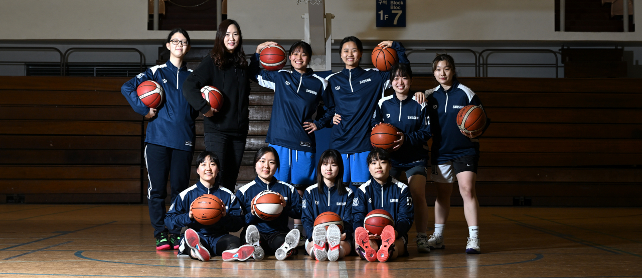[Weekender] Female SNU students find their footing on basketball court