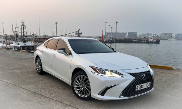 승차감과 퍼포먼스 동시에…두 얼굴의 ‘ES300h’ [원성열 기자의 CAR & TRACK]