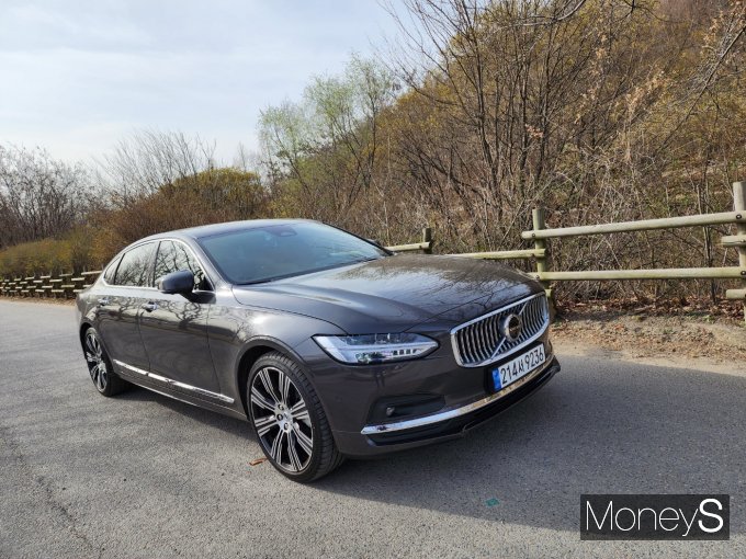 [momo톡] 고급세단의 정석… 볼보 하이브리드 세단 'S90 B6 AWD'