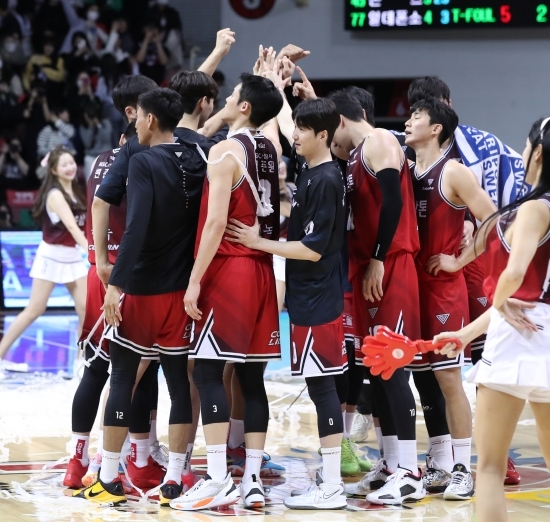 ‘KBL 역대 3번째’ KGC, 와이어 투 와이어 1위 확정…KCC, 6강 PO 막차 탔다