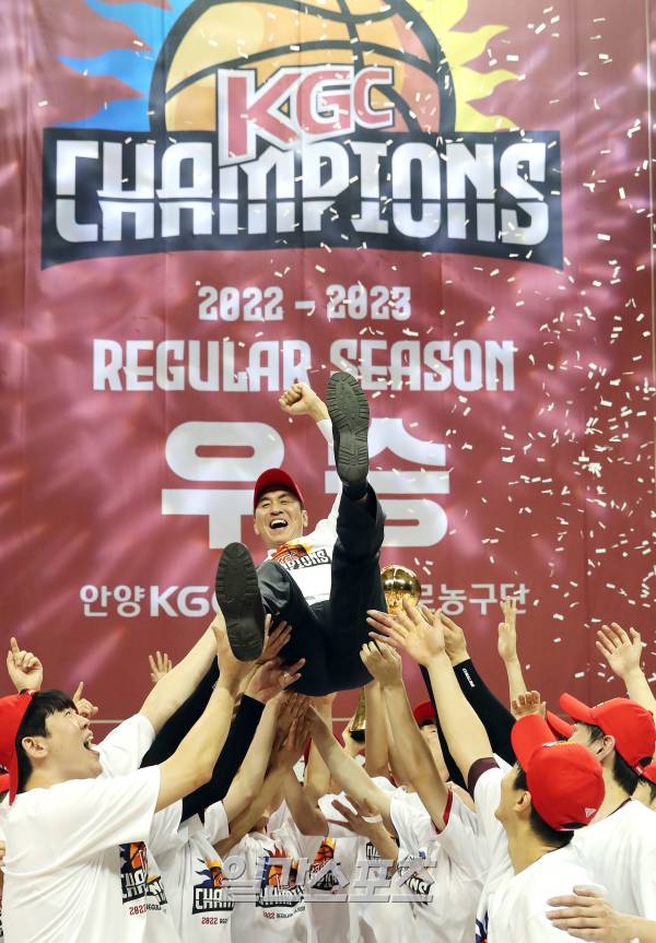 부드러운 리더십 김상식, KGC '와이어 투 와이어' 우승 이끌다 [IS 피플]