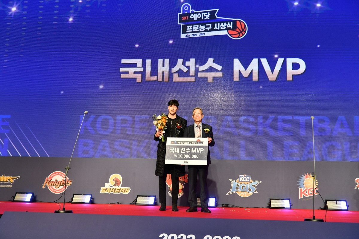 역대급 MVP 논쟁. 결론은 SK 김선형 "10년 만의 MVP, 내 맘 속 MVP는 아내"