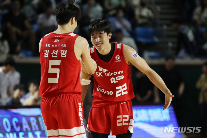 '오재현 깜짝 17점' SK, KCC에 6강 PO 1차전 승리