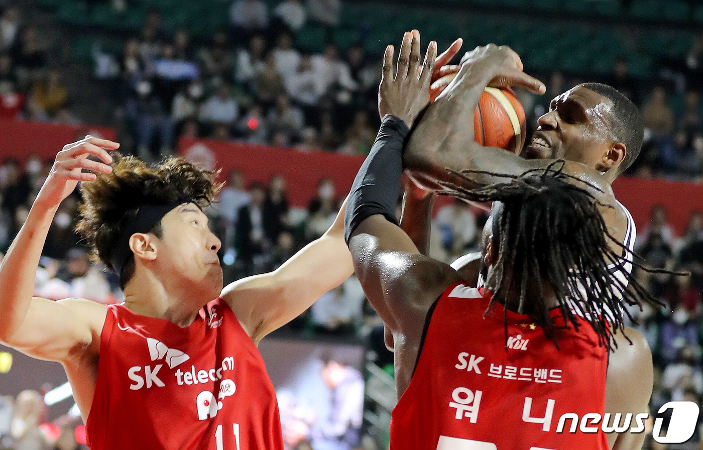 15점 차 열세 뒤집은 SK, 4강 PO까지 1승 남았다…KCC에 2연승