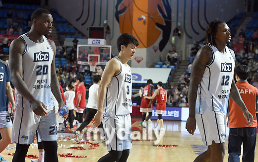 [MD포토] 전주KCC '역전패의 허탈함'