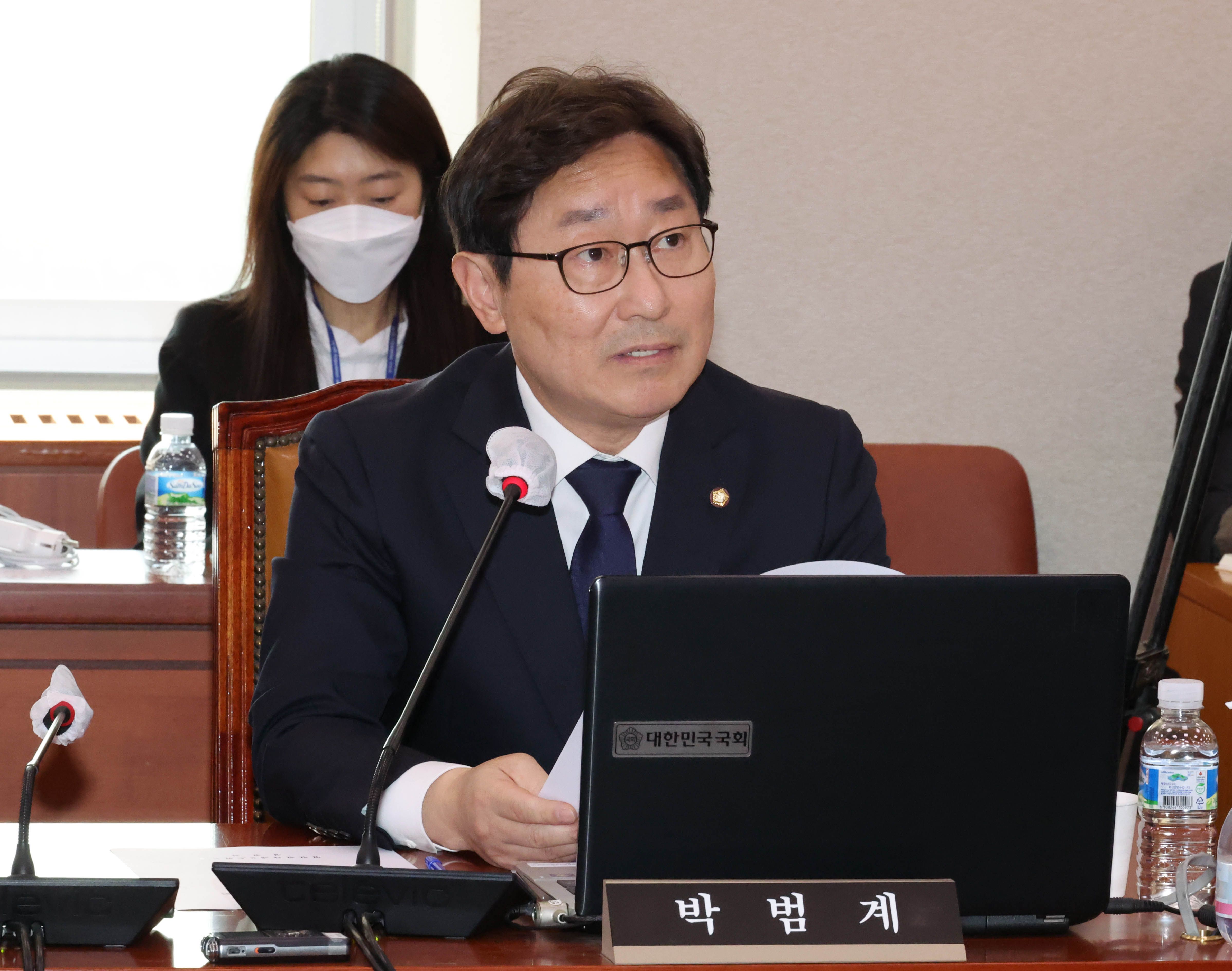 마약과의 전쟁 중에…박범계 “검찰이 직접 수사하면 신고해달라”