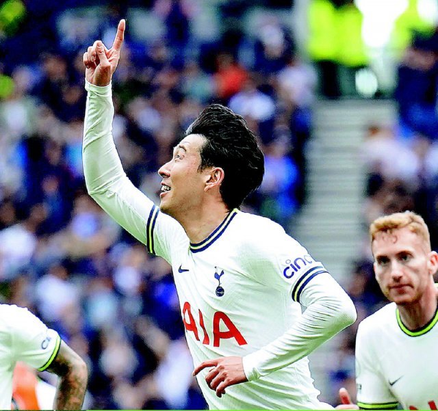 손흥민, 亞 최초 EPL 100골… “하늘의 외할아버지께 바칩니다”