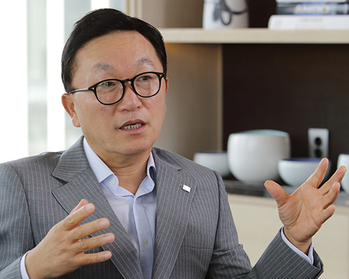 Mirae Asset’s Park Hyeon-joo donates dividends for 13th consecutive year