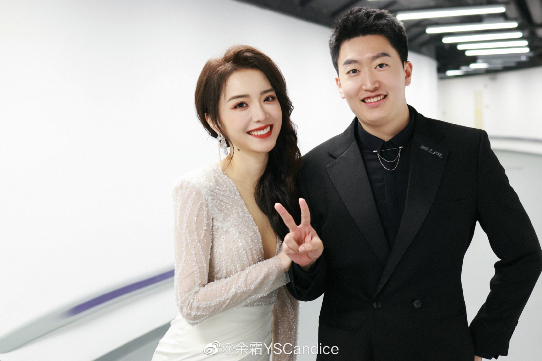 LPL 결승전서 호스트 '캔디스'에 프로포즈 한 해설자