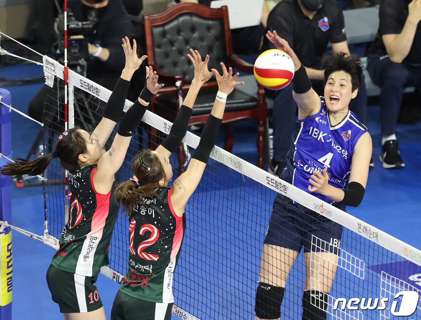 IBK기업은행, 프랜차이즈 스타 김희진과 총액 3억5천만원에 FA 계약