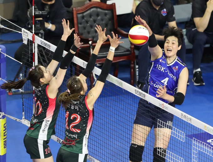 IBK, 프랜차이즈 스타 김희진과 재계약… 연봉 총액 3억5000만원