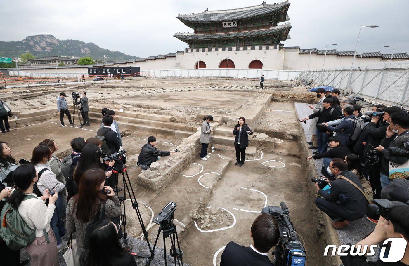 [뉴스1 PICK]일제가 훼손한 광화문 월대 현장 공개…“10월까지 복원 마무리”