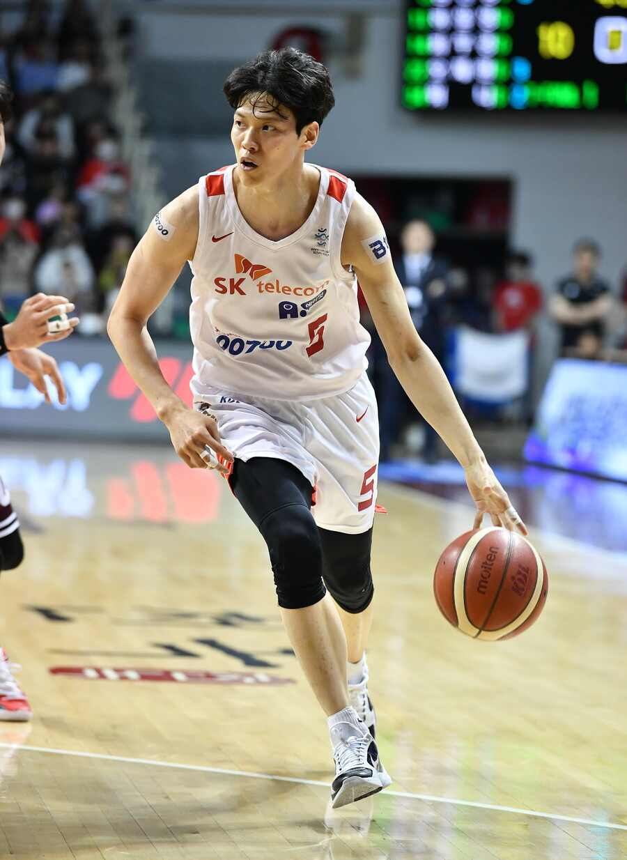 [현장 REVIEW] '몰빵' 농구 통했다…'워니·김선형 45점 합작' SK, KGC 꺾고 1차전 기선제압