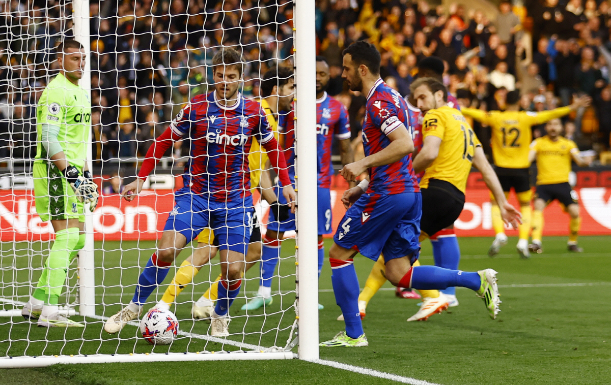 Epl전반 황희찬 선발 출전 울버햄턴 크리스탈팰리스에 1 0 전반 종료 황희찬은 활발한 모습 팰리스 안데르센 자책골