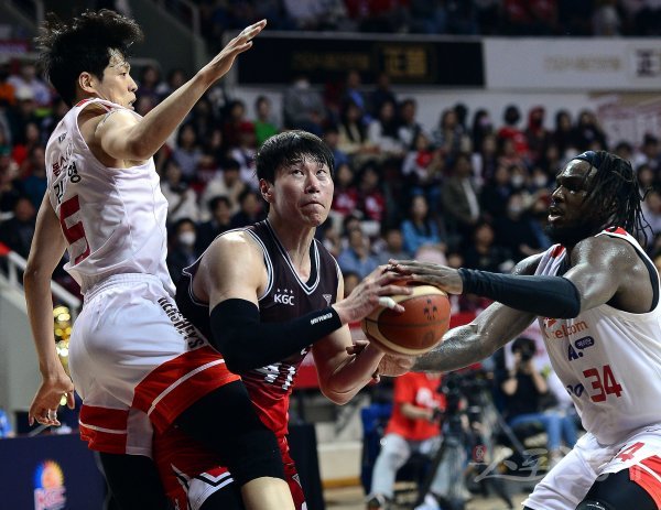 KGC의 2차전 반격 포인트는 3점포…1차전 3점슛 성공률 19%에 그쳐