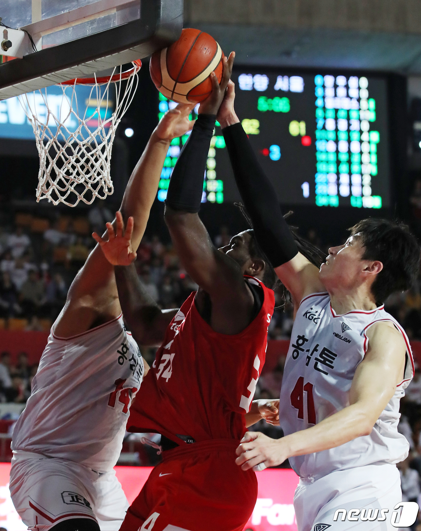 '김선형+워니 51점 합작' SK, 챔프 4차전서 KGC 제압…2승2패 원점