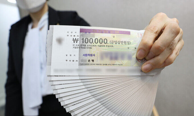 5만원권 보편화… 사라지는 10만원권 수표