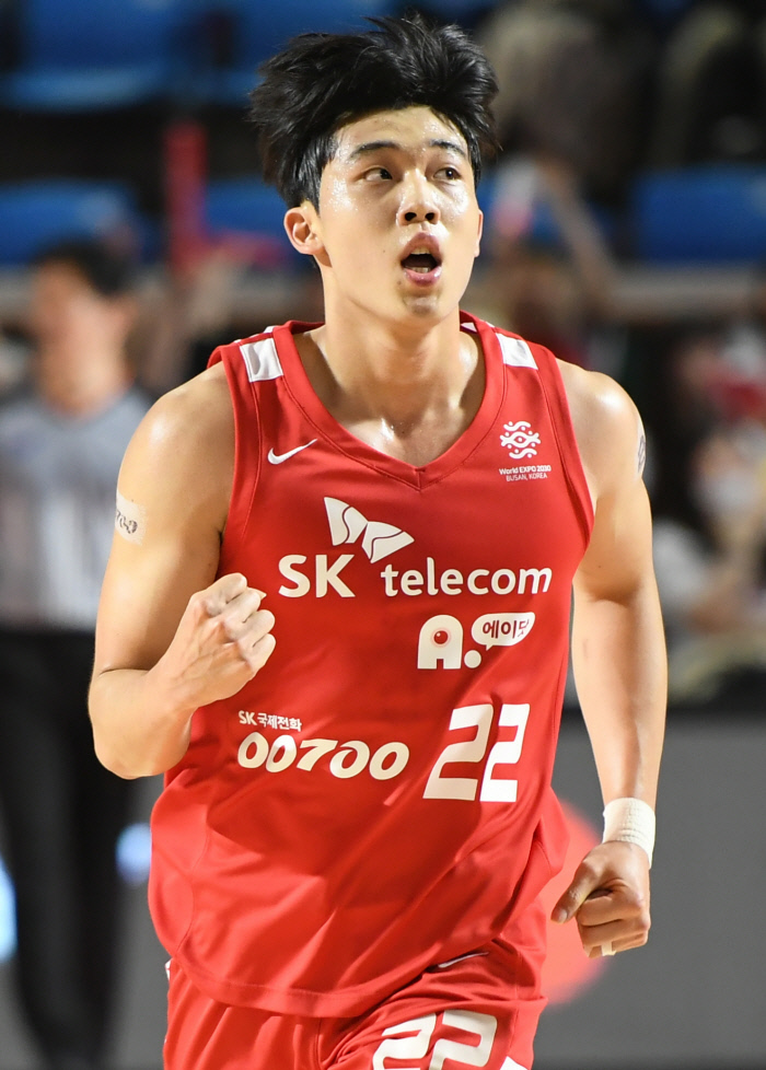 SK, 변칙 라인업 또 적중…봄 농구 2연속 우승 ‘1승만 더’
