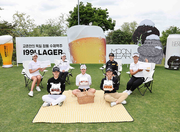 치킨을 들고 포즈를 취하는 KLPGA 스타들 [교촌1991 레이디스 오픈]