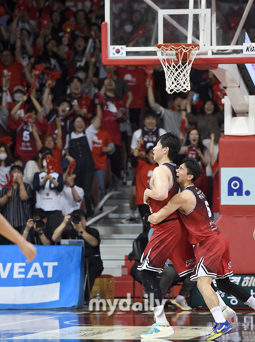 KGC 극적인 통합우승, 챔피언결정전 끝장승부가 연장까지 가다니, 역대급 명승부, 오세근 MVP, 스펠맨 맹활약, 양희종 라스트 디펜스, SK 졌잘싸