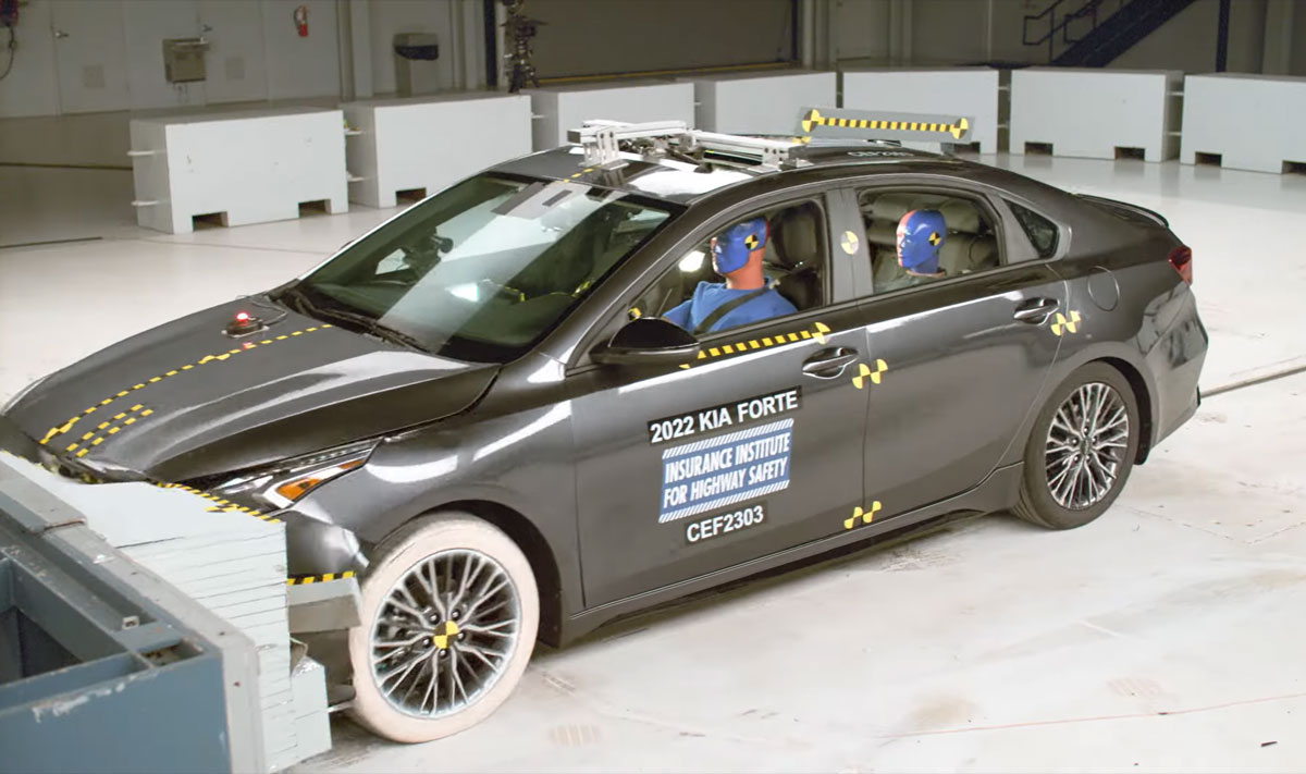 기아 K3 뒷좌석 위험!! 美 IIHS 뒷좌석 안전도 평가 공개 | 오토뷰